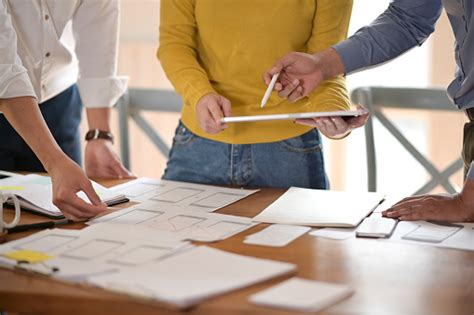 Ui 디자이너 팀 사무실에서 응답 모바일 스마트폰 응용 프로그램에 대 한 와이어 프레임 레이아웃 디자인 개념에 대한 스톡 사진 및 기타 이미지 Istock