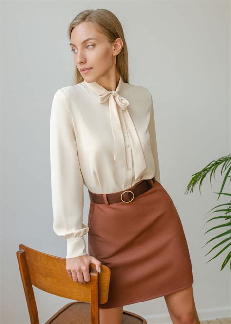 Классическая юбка мини с карманами и поясом