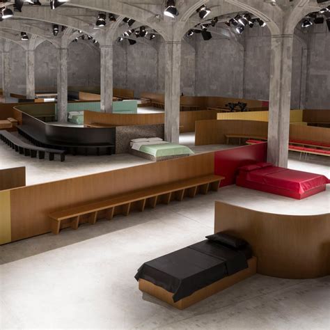 Hyelmo Erects Plywood Columns For Versaces Autumn Winter Show