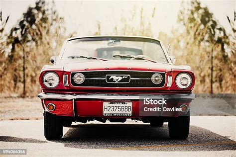 야외에 주차 된 클래식 포드 머스탱 컨버터블 빈티지 필터 Ford Mustang에 대한 스톡 사진 및 기타 이미지 Ford Mustang 차 복고풍 Istock