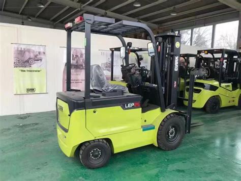 3吨电动叉车克拉克叉车 叉车库