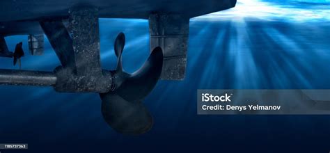 수중에서 진행 중인 큰 선박의 트윈 프로펠러와 방향타 선박의 이미지 세부 사항을 닫습니다 운송 산업 화물 운송 선박 프로펠러에