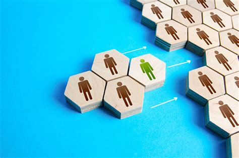 팀을 새로운 회사로 통합합니다 투자자를 유치 직원 의 확장 직원 수의 증가 고용 근로자 인사 팀 빌딩 팀워크 성장 개념에 대한