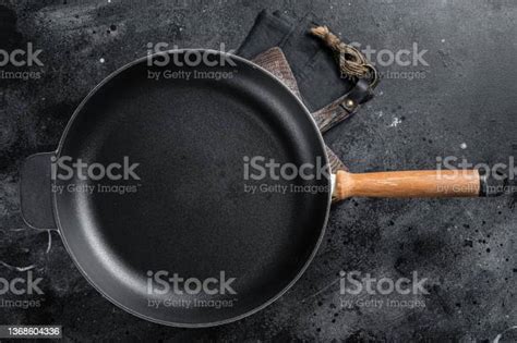 소박한 수건에 요리하는 빈 주철 프라이팬 검은 색 배경 맨 위 보기입니다 복사 공간 깨끗한에 대한 스톡 사진 및 기타 이미지 깨끗한 스킬렛 팬 요리 교실 Istock
