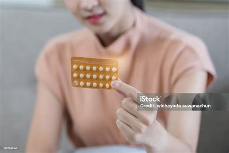 피임약 팩을 들고 있는 젊은 여성 손과 약물 클로즈업 피임 건강 관리 가족 계획 현대 생활 방식 여성 건강 의료 선택 책임감 있는 부모 역할 Paycheck