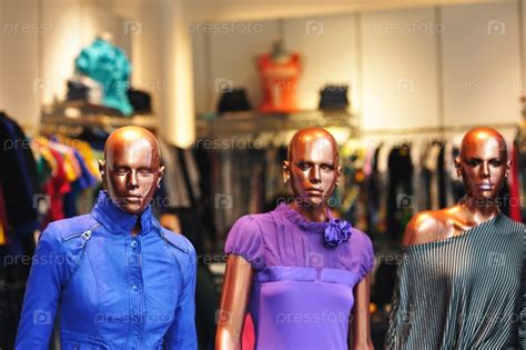 Фотография на тему Манекены в магазине одежды Pressfoto