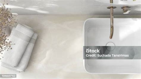 크림 대리석 세면대 조리대 흰색 현대 직사각형 세라믹 세면대 크롬 수도꼭지 꽃병 햇빛이 비치는 욕실의 수건 그림자 화장실 건축물에 대한 스톡 사진 및 기타 이미지 Istock