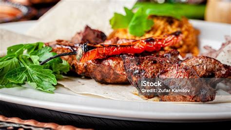 터키 요리 불거 죽을 곁들인 할랄 송아지 케밥 피타 빵에 구운 채소 흰색 접시에 레스토랑에서 요리를 제공합니다 배경 이미지 복사 공간 텍스트 건강한 식생활에 대한 스톡 사진