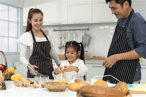 행복한 아시아 가족 과 딸 만들기 반죽 준비 베이킹 쿠키 딸 도움 부모 준비 부모 도움 빵 가족 개념 3 명에 대한 스톡 사진 및 기타 이미지 Istock