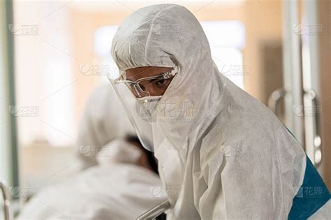 医生穿着防护服、口罩、手套带患者拭子检测