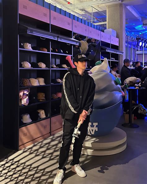 김지훈 턱선이 살아있을때 영상찾음 ㅋ 여친이 전화하다 문득 나를 봤는데 이날 좀 괜찮게 생겼길래 찍어뒀다함 근데 저상황 누가 내 차 앞에 불법주차해서 못나가게할