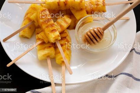 검은 배경 낮은 각도보기에 흰색 접시에 구운 파인애플 웨지 여름 음식 클로즈업 과일에 대한 스톡 사진 및 기타 이미지 과일 굽기 미식가 Istock