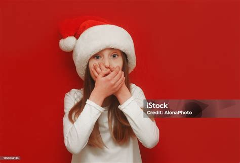 복사 공간으로 빨간 배경에 포즈를 취하는 산타 모자를 쓴 어린 소녀 소녀에 대한 스톡 사진 및 기타 이미지 소녀 크리스마스 8 9 살 Istock