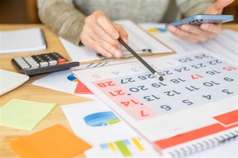 비즈니스 일정 브레인스토밍 메모 및 프로젝트 계획이 있는 사무실 책상 기업 전략 작업 및 회사 계획을 상기시키는 아이디어에 대한 손으로 메모하는 테이블 거래자에 대한 스톡