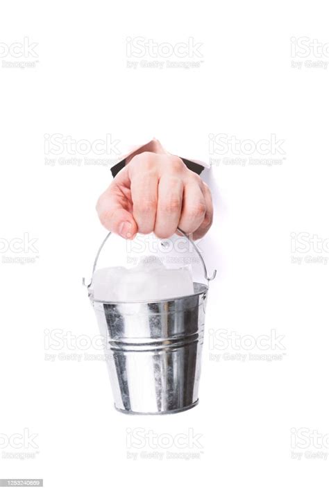 흰색 배경에 종이에 구멍을 통해 얼음 양동이와 남성 손 공간을 닫고 복사합니다 각얼음에 대한 스톡 사진 및 기타 이미지 각얼음 건강관리와 의술 결정체 Istock