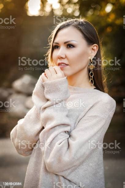 야외에서 나무 들 사이 가을 숲에서 스웨터에 귀여운 젊은 여자 여자에 대한 스톡 사진 및 기타 이미지 여자 아시아인 메티스인 Istock