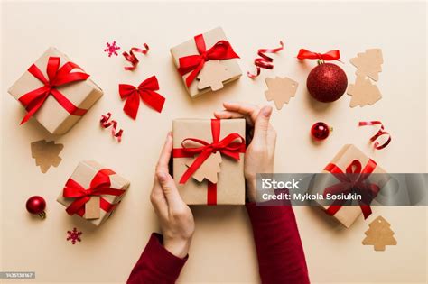 선물 상자를 들고 휴일 탑 뷰 크리스마스와 새해 개념을 위한 깜짝 선물을 준비하는 여자 손 권투 스포츠에 대한 스톡 사진 및 기타 이미지 Istock
