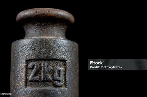 저장소에 지정 된 수량을 무게에 사용 되는 킬로그램 무게 무게가 1 킬로그램 그리고 2 개 킬로그램 어두운 배경입니다 0명에 대한 스톡 사진 및 기타 이미지 Istock