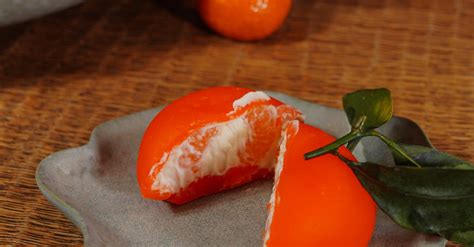 감귤류 건강한 건강한 식생활 계절 고요한 과일 과즙이 많은 귤 껍질을 벗긴 농작물 다이어트 도자기 접시