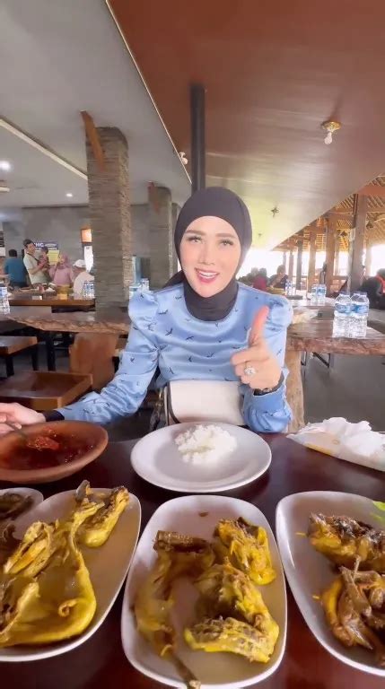 Turns Out Mulan Jameela Loves It Here Are 7 Pictures Of Her Eating