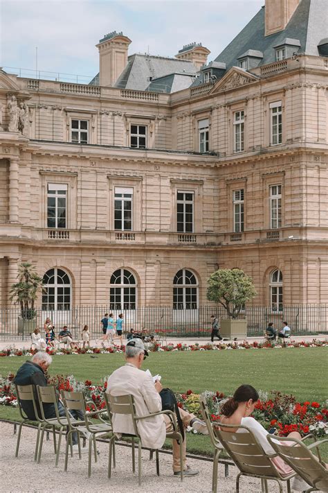 집 밖의 6구 건축 경치 공공 공원 공원 관광 관찰의 꽃 꽃이 피는 녹지 도시 도시 경관 도시의 삶 돌 외관 라이프스타일 랜드마크 레저