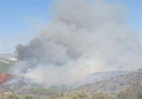 Desalojadas 70 Viviendas Y Cortadas Dos Carreteras Por Un Incendio