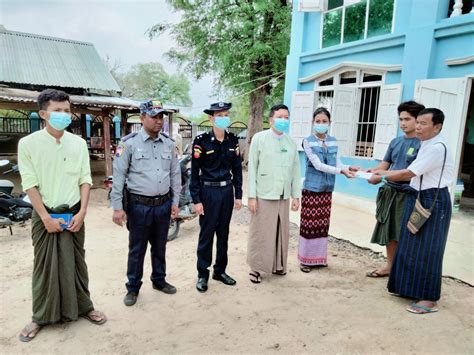 နတ်မောက်မြို့နယ်တွင် မိုးသက်လေပြင်း တိုက်ခတ်မှုကြောင့် အမိုးလန်ပျက်စီးခဲ့သည့် နေအိမ်များအား ထောက