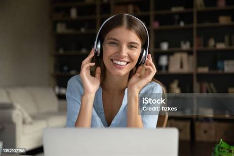 헤드폰을 착용 하는 행복 한 밀레니엄 소녀 노트북을 통해 카메라를 보고 스피커에 대한 스톡 사진 및 기타 이미지 스피커