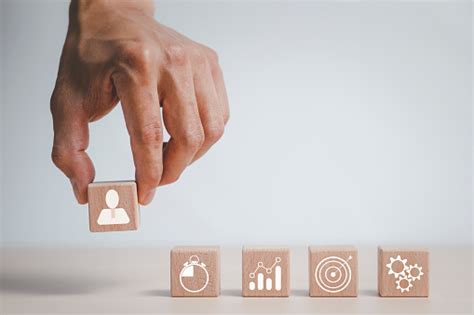 전구 아이콘 Hr 인간 및 사람 아이콘 채용 채용 팀 빌딩조직 구조 개념과 기술 프로세스 시스템 비즈니스와 나무 큐브를 들고 사업가 손 팀 빌딩에 대한 스톡 사진 및 기타