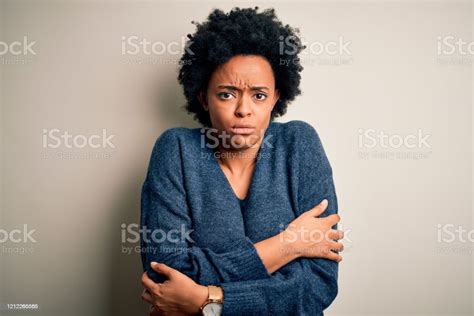 젊은 아름다운 아프리카 계 미국인 Afro 여자 곱슬 머리 캐주얼 스웨터 를 입고 흔들고 얼굴에 슬프고 충격 표정으로 겨울 추위에 대한 동결 마음이 산란해진에 대한 스톡
