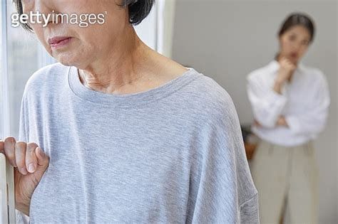 20대 청년 70대 청년여자 성인여자 노인여자 성인여자 생활비 역경 컨셉 스트레스 영케어러 이미지 Jv12691607 게티이미지뱅크