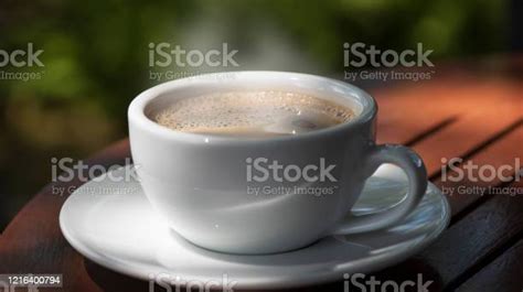 커피 컵과 접시 나무 테이블과 자연 녹색 배경에 컵에 커피 구이에 대한 스톡 사진 및 기타 이미지 구이 농업 마실 것 Istock
