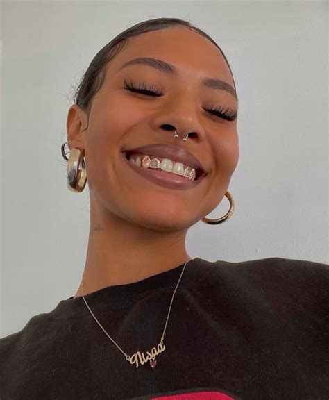 𝑡𝑎𝑒𝑙𝑎𝑟𝑠ℎ𝑒𝑛𝑒𝑙𝑙🤍 Teeth Jewelry Grills Teeth Pretty Teeth