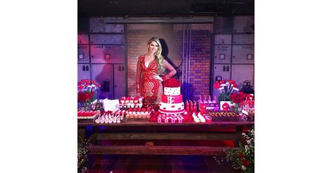 Bárbara Evans comemora aniversário com joias de R 70 mil vestido transparente e novo namorado