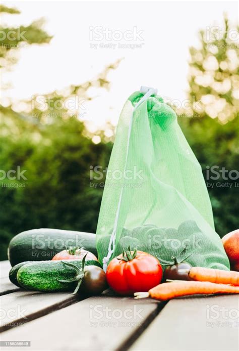 야외 나무 테이블에 야채와 과일 농산물과 재사용 환경 친화적 인 그물 가방 상점에서 농산물을 구입 하 고 1 회 교체 하는 수납용 비닐 봉투를 사용 합니다 0명에 대한 스톡