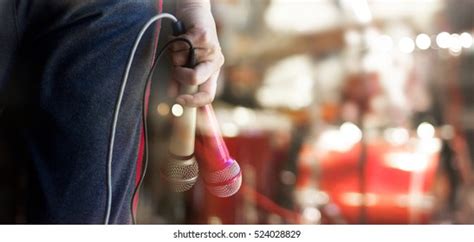 18 462 Man Holding A Microphone Images Stock Photos Vectors Shutterstock