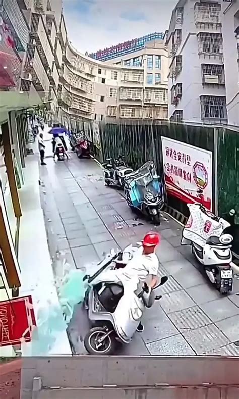 شکستن در شیشه‌ای پس از افتادن روی مرد فیلم