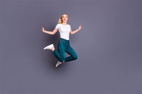 전체 길이 바디 사이즈 보기 사진 매력적인 귀여운 활성 대 십 대가 재미 어리석은 바보 여행 여름 휴가는 현대 의류 바지 운동 화 고립 된 회색 배경 착용 T 셔츠에 대한