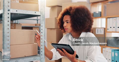 정제 재고 및 물류 경로 추적 코드 및화물을 위해 창고에있는 여성과 상자 전자 상거래 배송 및 공급 업체 유통을위한 선적 공장에서 아프리카 사람과 재고 20 24세에 대한