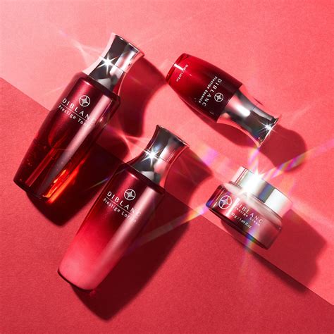 Diblanc 동의보감에 기록된 한방성분인 승마갈근탕의 구성성분이 함유되어 강력한 항산화 효과가 있습니다 📌 노화 방지 및 피부 면역력과 활력 향상 📌 영양 공급 및