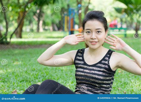 La Bella Ragazza Adulta Tailandese Che Fa Lyoga Si Esercita Nel Parco