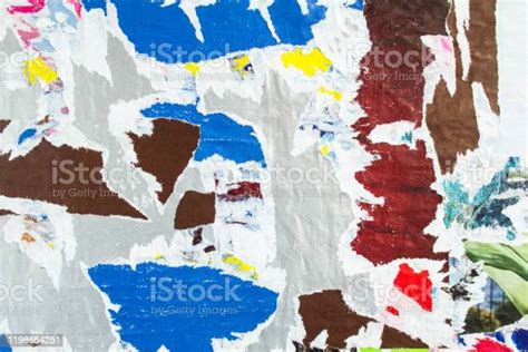 거친 표면 질감 배경과 광고판에 오래된 찢어진 박리 종이 포스터 레이어 0명에 대한 스톡 사진 및 기타 이미지 0명 간판 거리 Istock