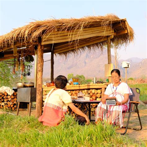 ငါးကို ထင်းမီးဖိုလေးနဲ့ အကြာကြီး တင်းနေအောင်ကင်ပြီး ပဲဆီကလေး ခပ်ပါးပါးဆမ်း၊ပဲတောင့်ရှည်နဲ့ခရမ