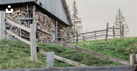 언덕 위에 금속 지붕이 있는 나무 헛간 사진 Unsplash의 무료 Яблуниця 이미지