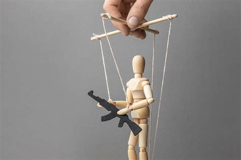 전쟁의 개념입니다 무기 무장된 시위 테러리스트와 사람들입니다 조종 제어 총 무기로 앞 잡이와 인형 경영자에 대한 스톡 사진 및 기타 이미지 Istock