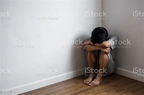 젊은 남자의 구석에 혼자 앉아 우울 슬픔 우울 약물 중독 및 생활 문제 개념 지적 장애에 대한 스톡 사진 및 기타 이미지 지적 장애 가정의 방 개념 Istock