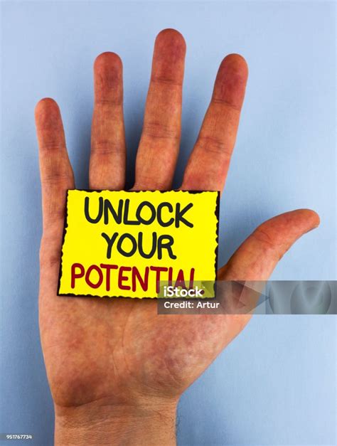 당신의 잠재적인 잠금을 해제 보여주는 텍스트 기호 개념 사진 공개 재능 개발 능력 쇼 개인적인 능력에 노란 스티커 메모 작성 일반 배경에 손을에 배치 개발에 대한 스톡 사진