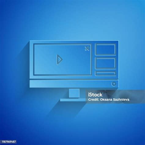 파란색 배경에 격리 된 컴퓨터 모니터 아이콘에 종이 컷 비디오 레코더 또는 편집기 소프트웨어 종이 아트 스타일입니다 벡터 일러스트레이션 감독에 대한 스톡 벡터 아트 및 기타