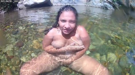 Bajo El Agua Jugando Con Mi Coño En Lugares Públicos