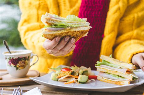 여자는 거리에 야외 카페에서 아침 식사 샌드위치와 커피 테이블에 제공 됩니다 가을에 대한 스톡 사진 및 기타 이미지 가을 거리 건강한 식생활 Istock